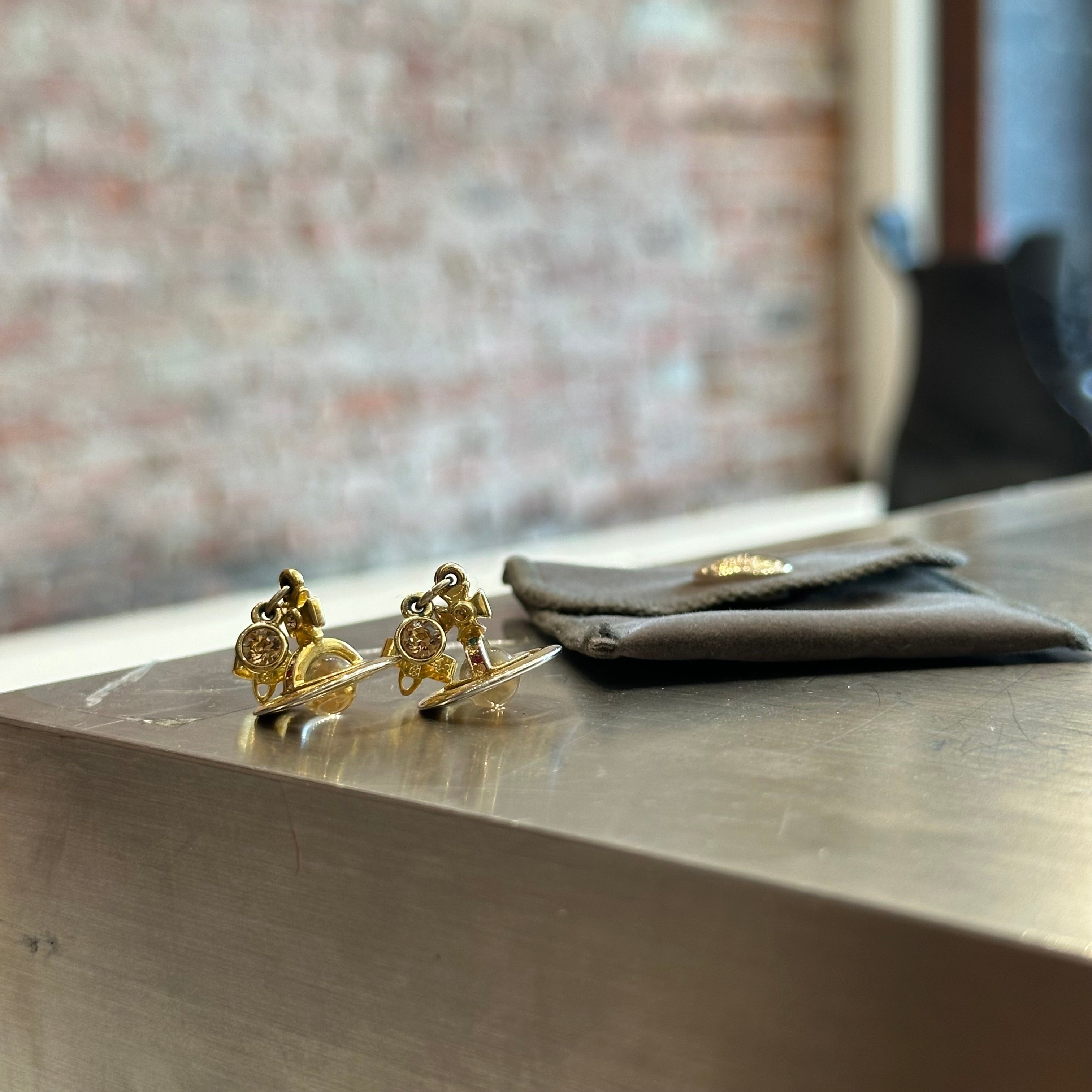 VIVIENNE WESTWOOD MICRO ORB GOLD EARRINGS ‘CLEAR’ – Sadō Room