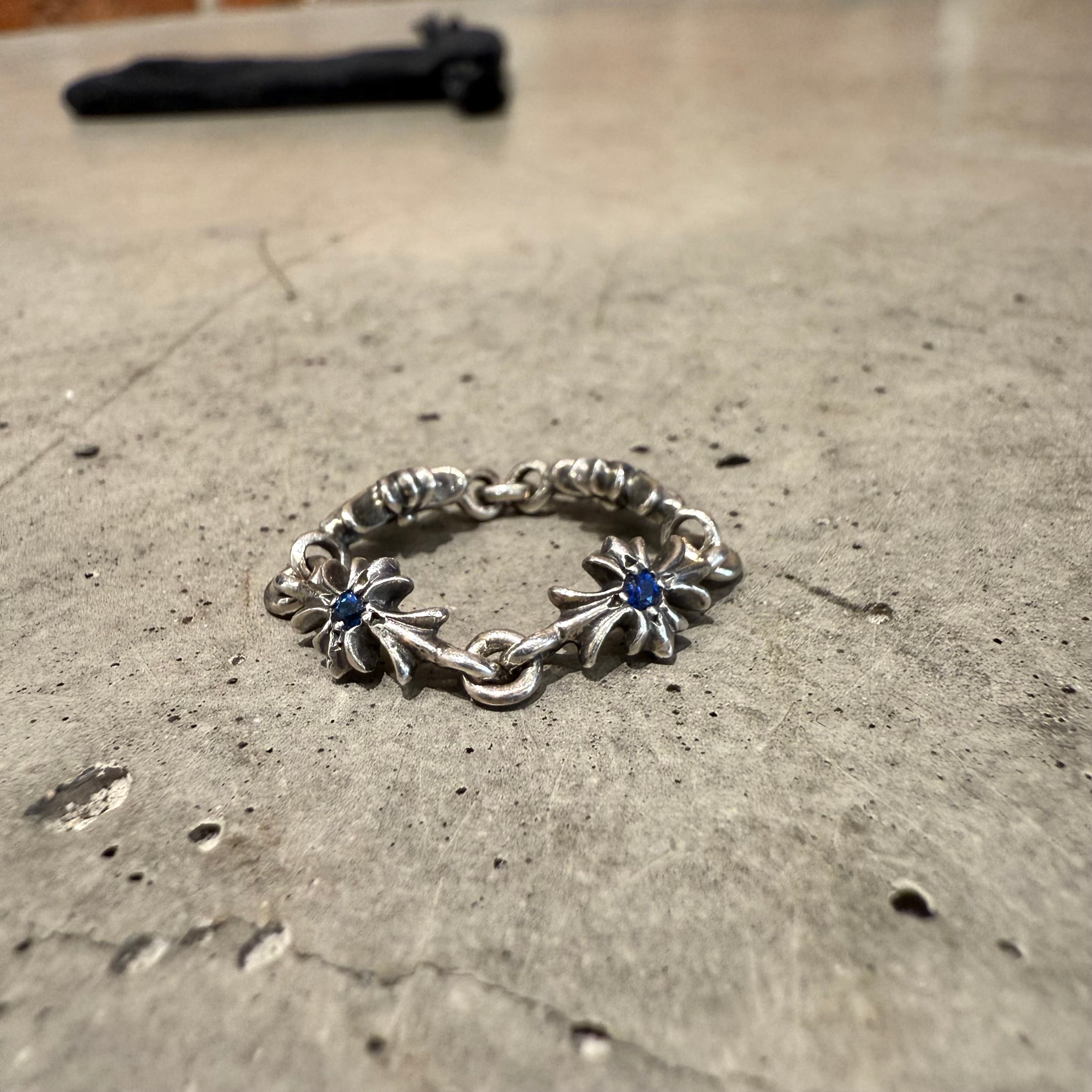 CHROME HEARTS TINY E SAPPHIRE 4-LINK RING ‘SILVER’ – Sadō Room