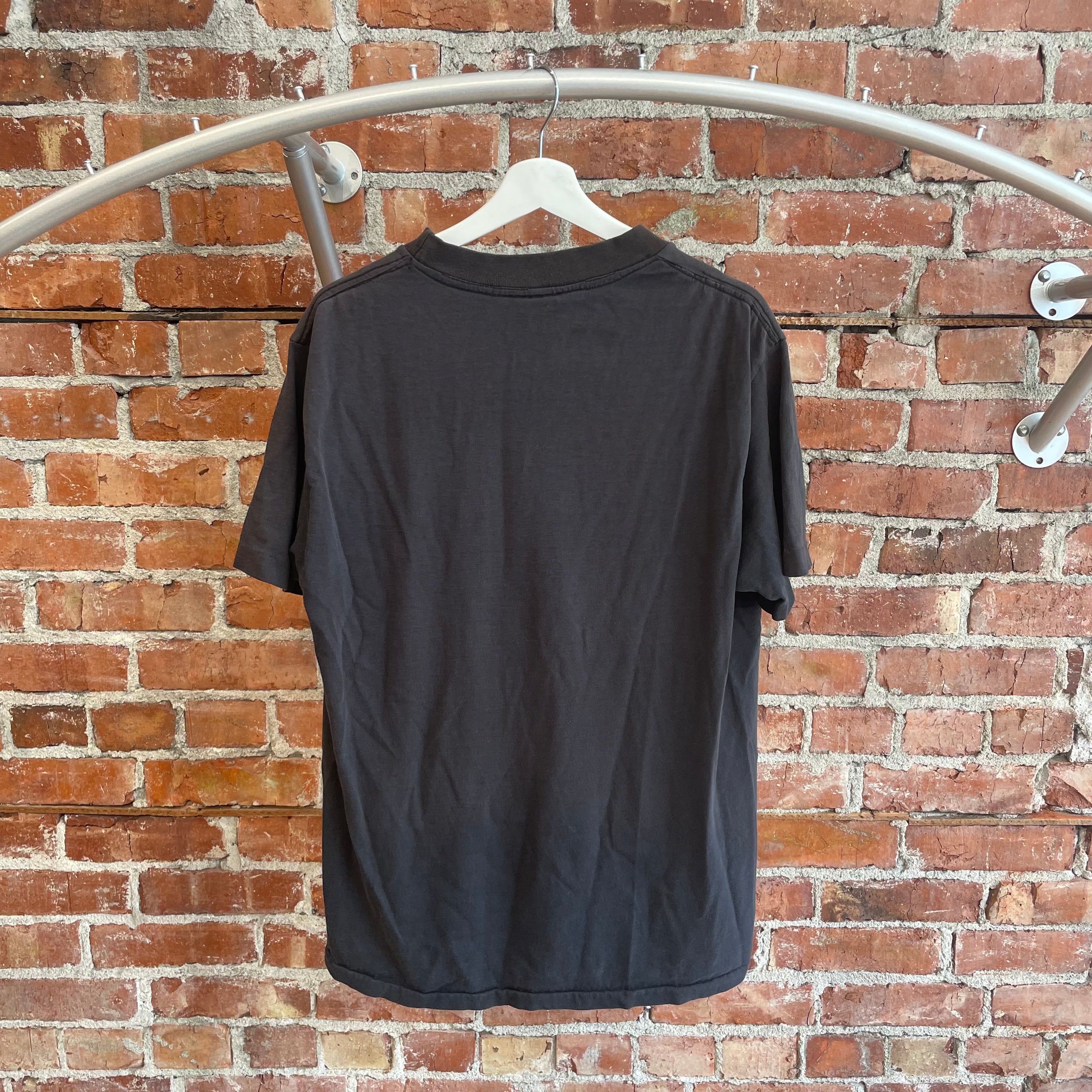 HELLSING ALUCARD GUNS DOWN TEE ‘BLACK’ – Sadō Room